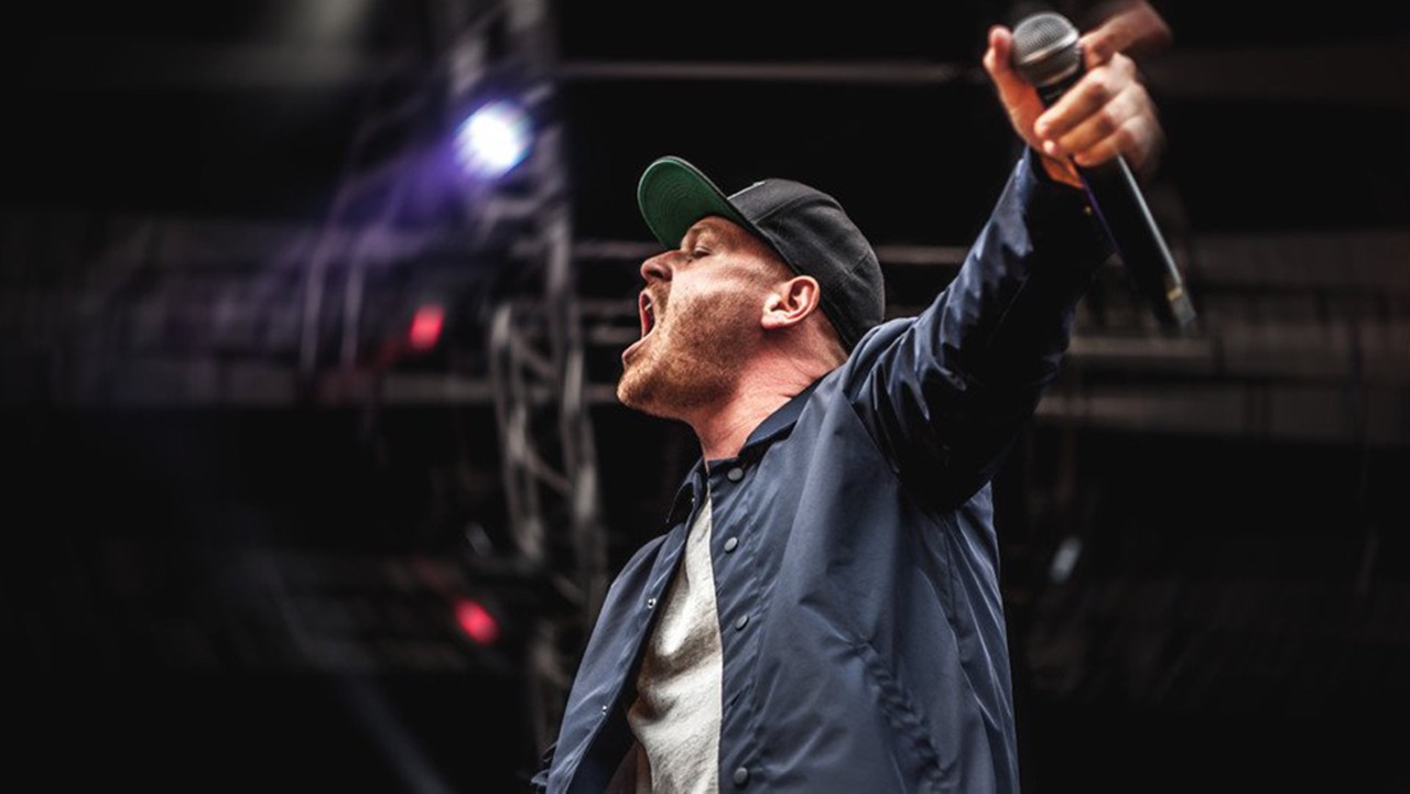 Rapper Sticks rapt over verzekeringen en ASR, Roos hoorde het